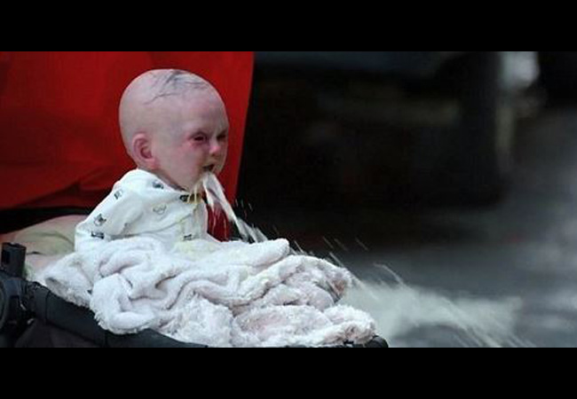 Bebé diabólico assusta nova-iorquinos e é sucesso nas redes sociais